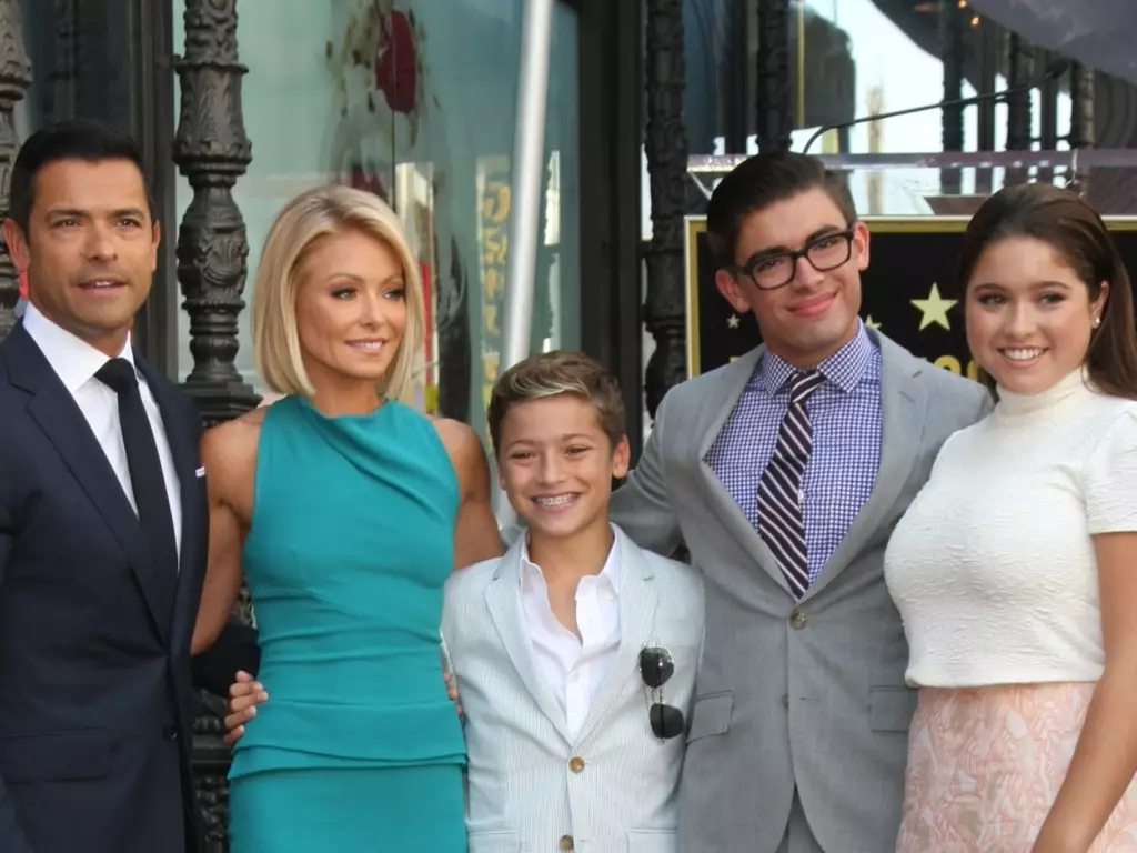 Michael Consuelos piensa que los padres Kelly Ripa y Mark Consuelos son 'objetivos' y tenemos que estar de acuerdo