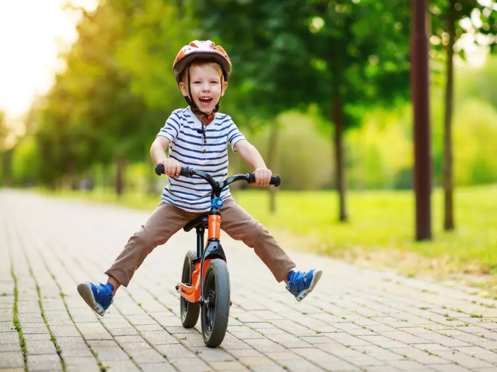 Se sentirán seguros montando estas bicicletas sin pedales para niños de 3 años