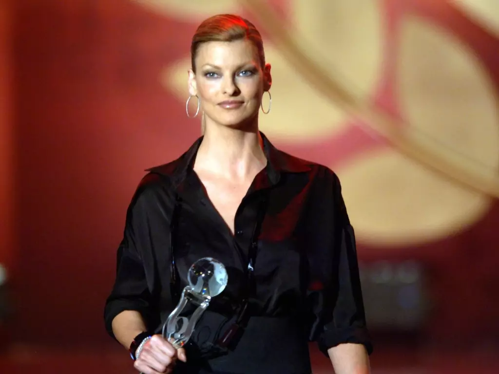 Linda Evangelista بهادريءَ سان اڳيان اچي رهي آهي ته ڪيئن ٿلهي منجمد ڪرڻ واري عمل کي کولڻ واري اسڪولپنگ هن کي 'بدصورت' ڇڏي ڏنو