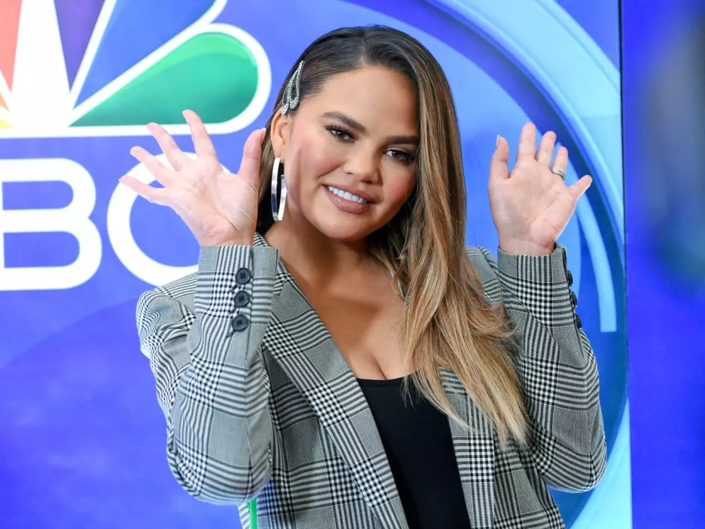 Postarea lui Chrissy Teigen despre anularea nu se potrivește cu fanii care își amintesc de fotografiile de săptămâna trecută în Italia