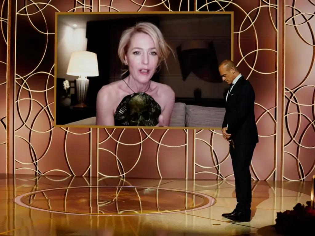 Khudbadii Gillian Anderson ee Ogolaanshaha Aqbalaada Globes ee 'Crown' wax badan ayuu ka odhanayaa Ex Peter Morgan