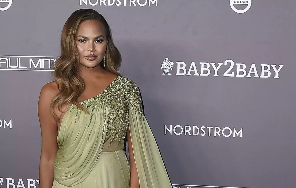 Chrissy Teigen respon a un tuit cruel sobre la seva pèrdua d'embaràs