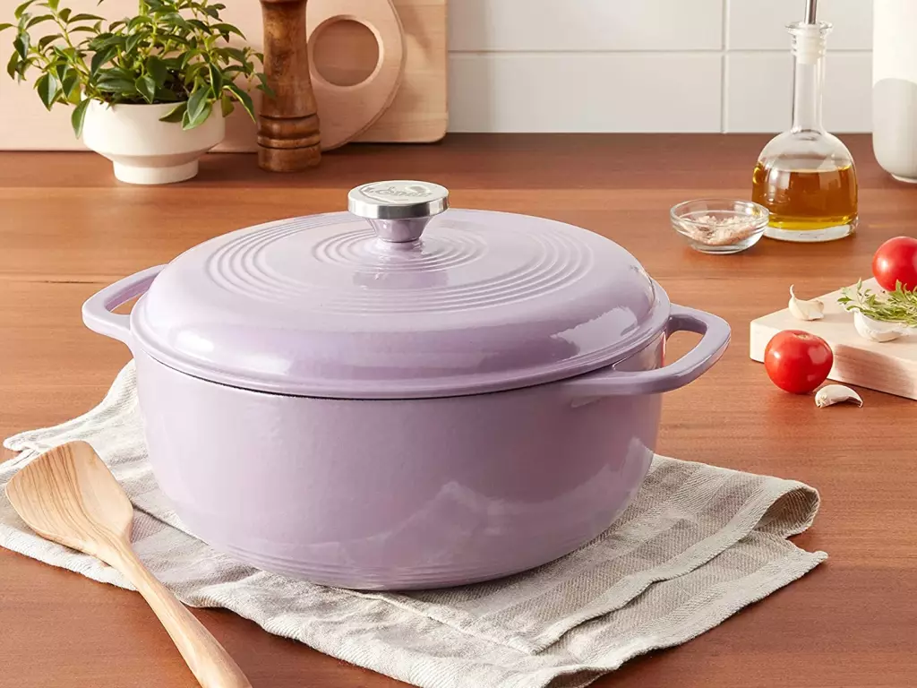 Aami Igbẹkẹle Le Creuset Dutch adiro Dupe Wa Lori Tita Fun Kere Ju $100