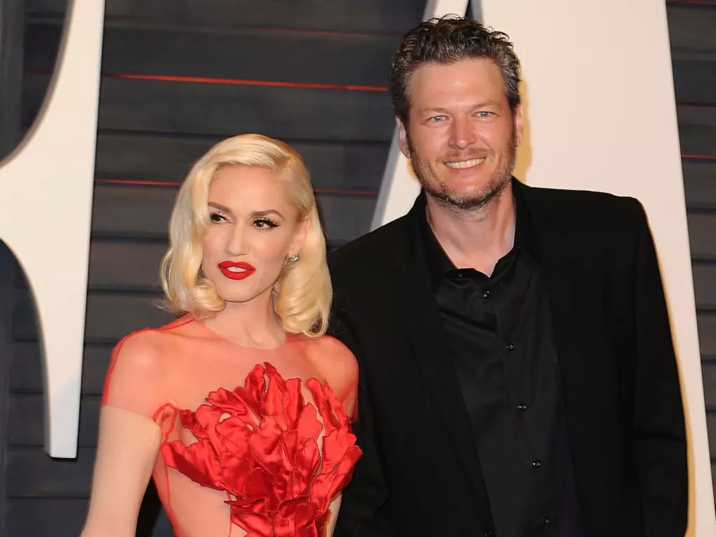 Gwen Stefani Ameacha Vidokezo Vizito Kwamba Alimuoa Blake Shelton Kisiri Katika Picha Hizi Mpya