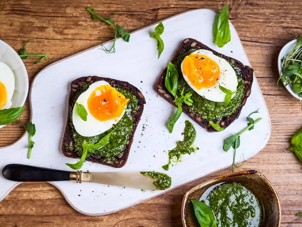 Mazira a Pesto Ndiwo Zakudya Zaposachedwa za TikTok Zomwe Sitingadikire Kuti Tiyese