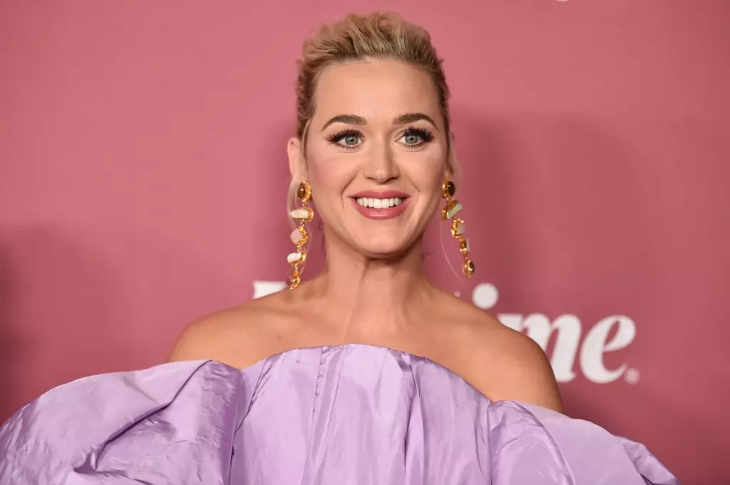 Katy Perry fa broma que les mares són com les estrelles del pop: "Estàs despert tota la nit"