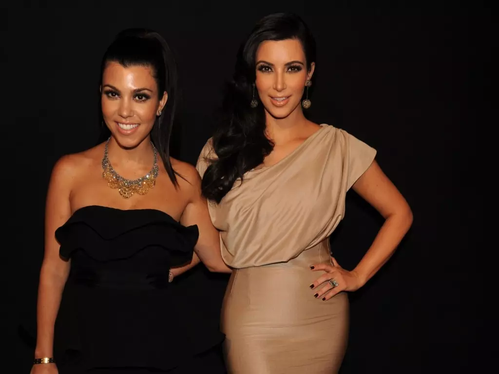 Kourtney & Kim Kardashian Scott Disick & Kanye West نىڭ بۇ كۆزنى قاماشتۇرىدىغان خۇشاللىقىدىن خۇشال بولالمايدۇ