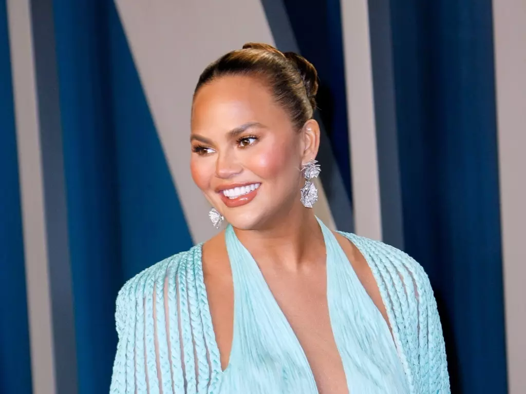 Η Chrissy Teigen λέει ότι εξηγώντας την απώλεια του Baby Jack στα παιδιά της «χρειάστηκε πολλή θεραπεία»