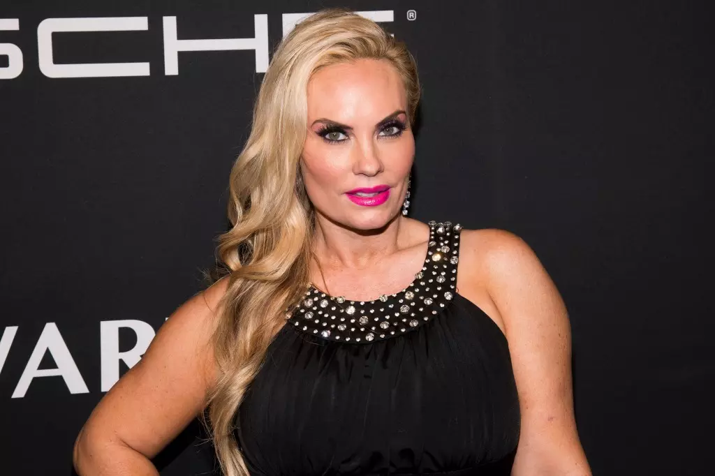 Coco Austin bekritiseerd voor 5-jarige dochter Chanel's 'mini' nageltips op schoolfoto