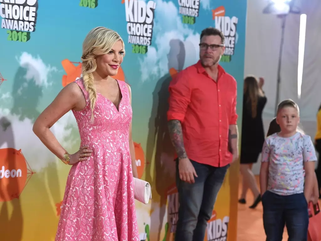 Tori-spelling vermijdt nu alle vragen over het huwelijk met Dean McDermott