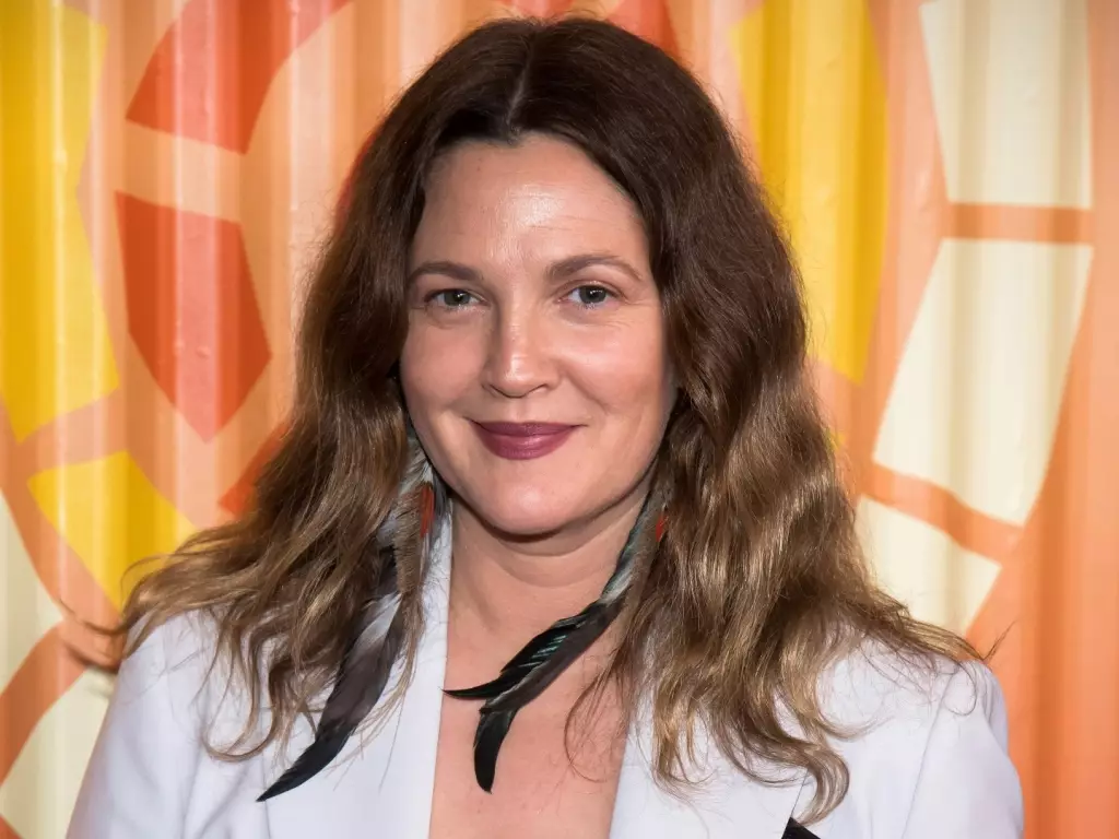 Drew Barrymore ma obsesję na punkcie tych ekologicznych płatków czyszczących i kosztuje mniej niż 10 USD na Amazon