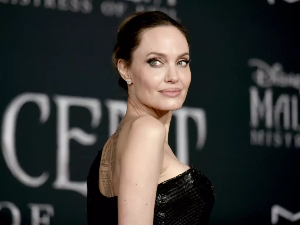 U-Angelina Jolie ujoyine i-Instagram ukuze anike ilizwi kwintombazana eselula e-Afghanistan phakathi kokurhoxiswa kwemikhosi yase-US