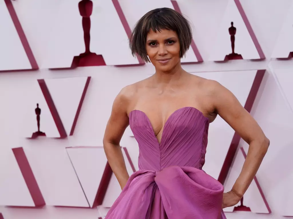 UHalle Berry ukhazimla ngaphaya kweqhuma elikhulu lomntwana kule foto inqabileyo yokukhulelwa kwakhe kade ebomini.