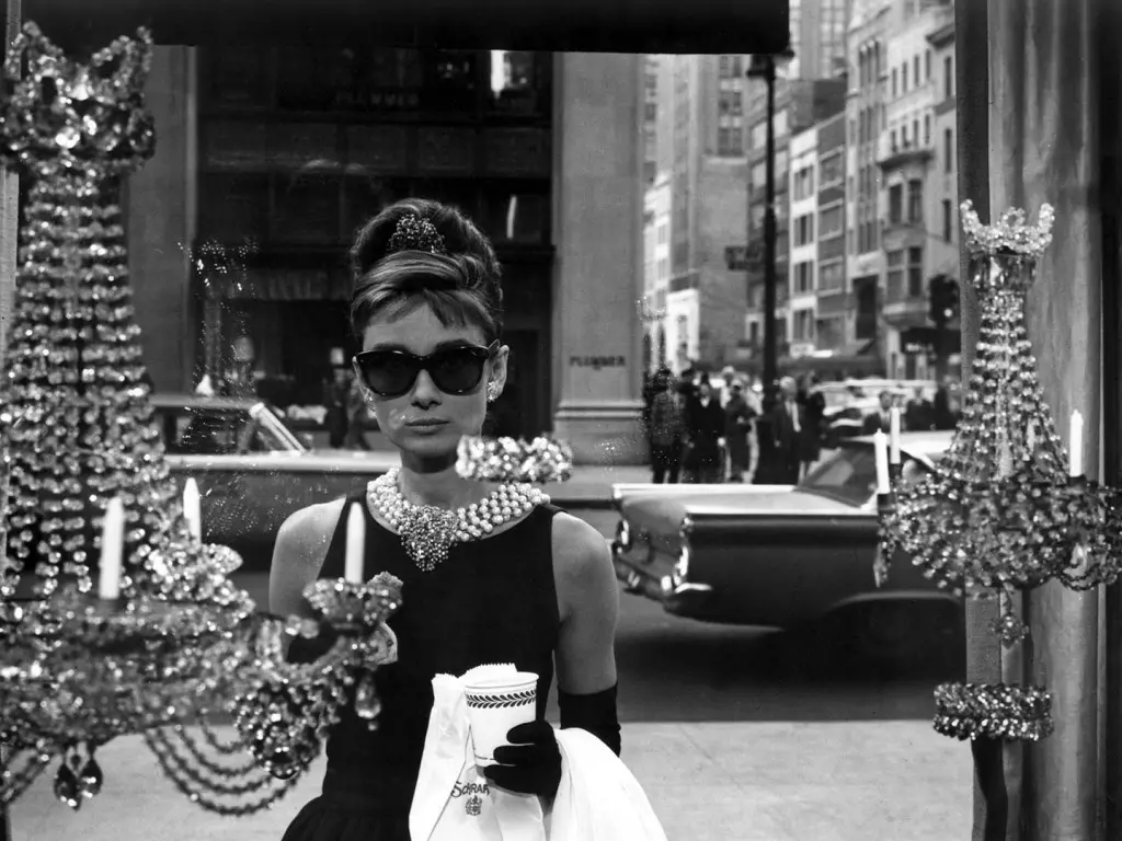 Audrey Hepburn สาบานด้วยมาสก์ปรับอากาศที่ชื่นชอบสำหรับการซ่อมแซมผมเสียและอยู่ใน Amazon