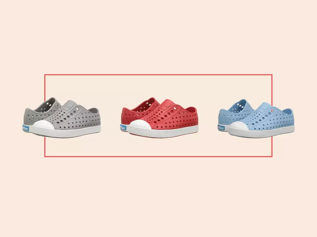 Nakilala ng Crocs ang mga Sneakers Gamit ang Kailangang May Spring Shoe na Ito para sa Mga Bata—at Oo, Nalalaba ang mga Ito!