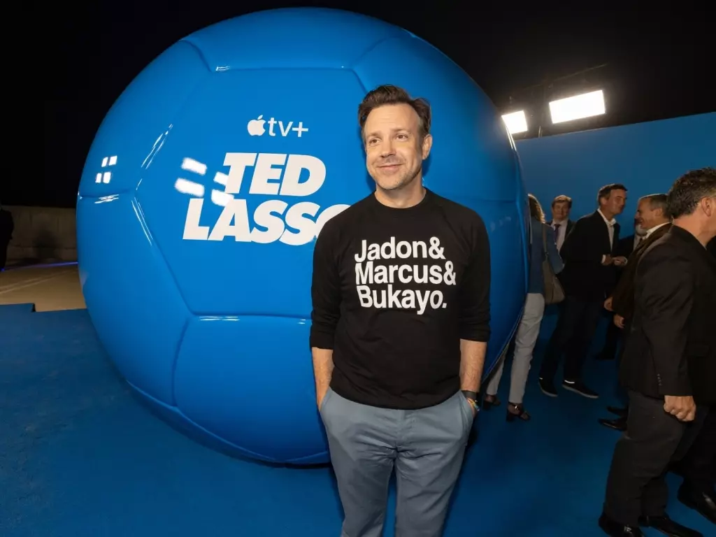 Jasonas Sudeikis dėvėjo šią princo Williamo patvirtintą rasinio solidarumo žinią „Ted Lasso“ premjeroje