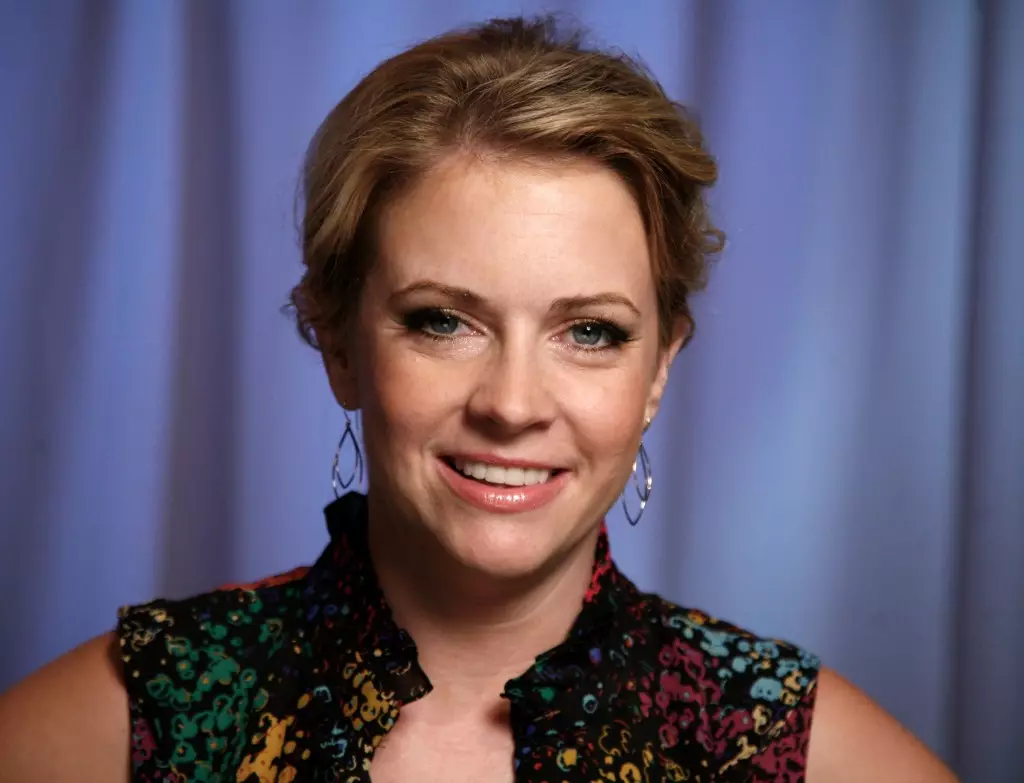 Melissa Joan Hart atskleidė, kad ji užsikrėtė COVID-19 po to, kai vaikai nuėjo į mokyklą be kaukės mandato