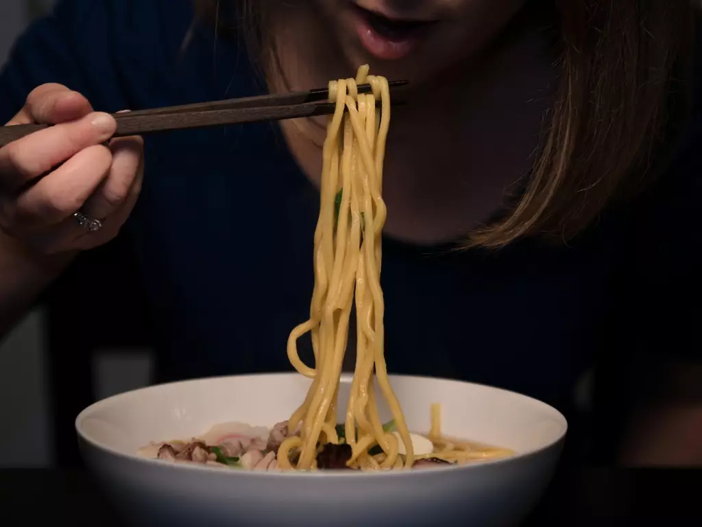 Li gorî TikTok, Ev Awayê çêtirîn e ku meriv Ramen Tavilê Bixebitîne