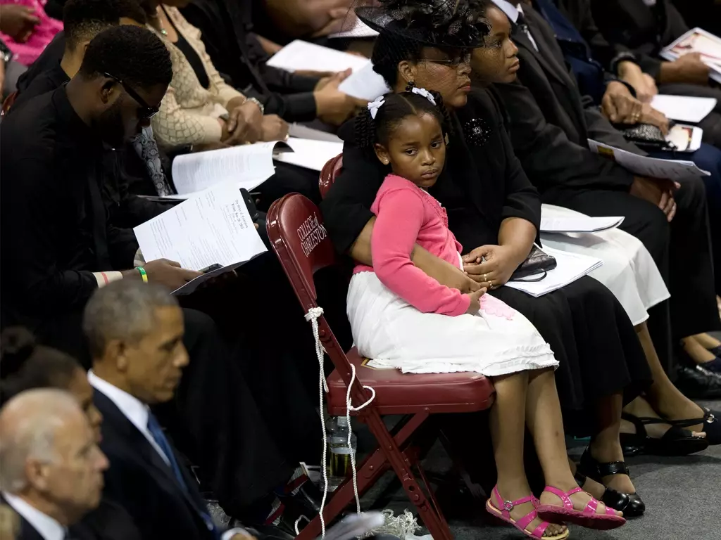 Barack Obama Tidak Pernah Berhenti Menjadi Ayah — & Itu Menjadikan Hari Sukarnya sebagai Presiden Lebih Sukar