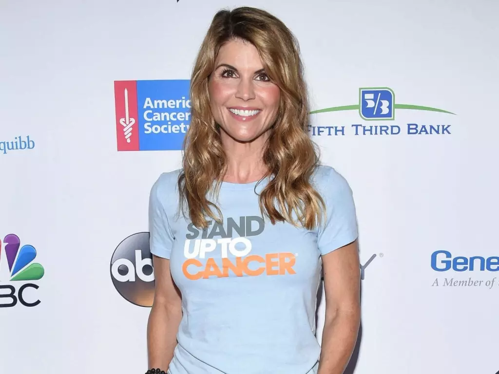 Il-Vjaġġ Permess mill-Qorti ta' Lori Loughlin lejn il-Kanada Has Fans eċċitati dwar il-Possibbli Ritorn tal-Kanal ta' Hallmark