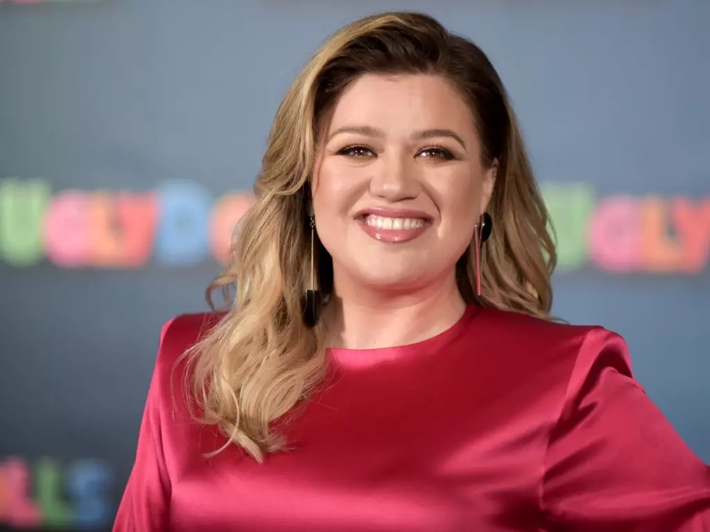 Nyumba ya Kelly Clarkson ya $ 5.5 Miliyoni Imabwera Ndi Malo Aakulu Osewerera Ana Ake