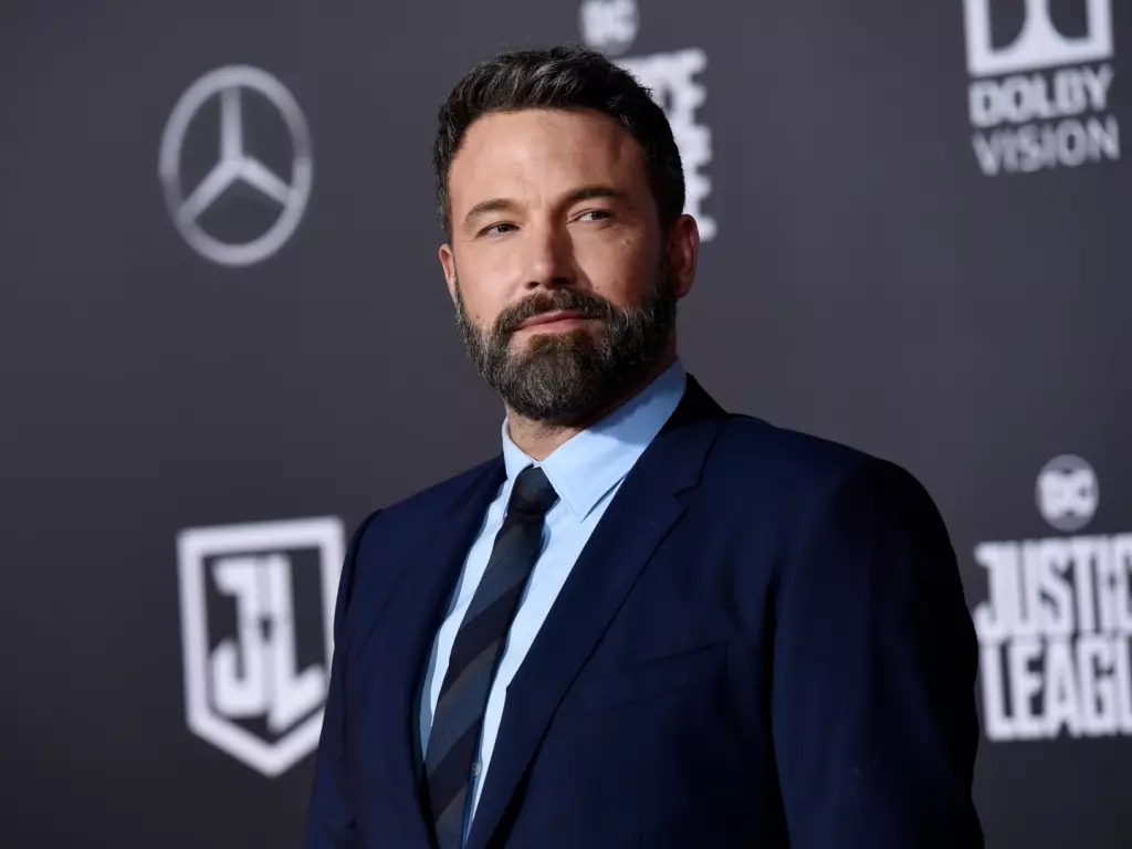 Ben Affleck wa ni ayẹyẹ ayẹyẹ ipari ẹkọ ọmọbirin rẹ pẹlu Jennifer Garner Bi Ti Fidio Jennifer Lopez ṣe jade