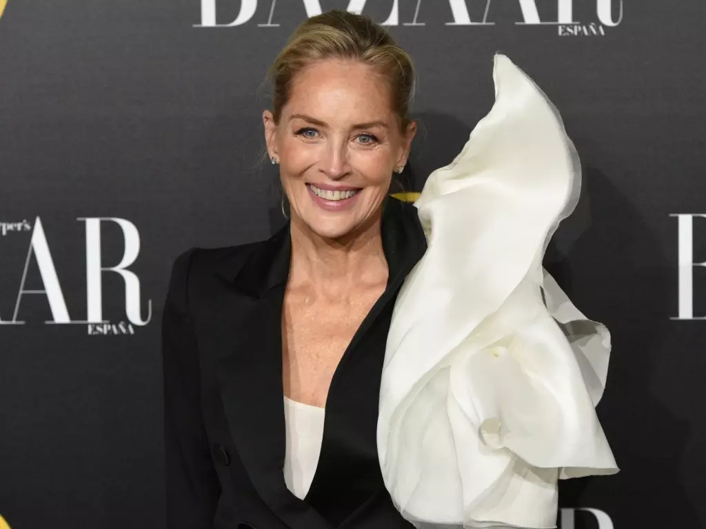 Sharon Stone & Ọmọ Roan Stun Ni Ifarahan capeti pupa toje ni Cannes