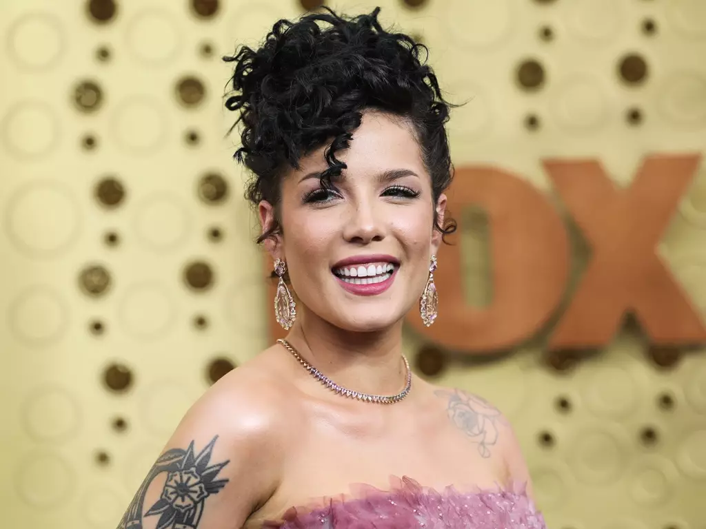 Halsey spør hvorfor folk trenger å "felle dom" over hennes graviditetsvalg (Velkommen til morskap!)