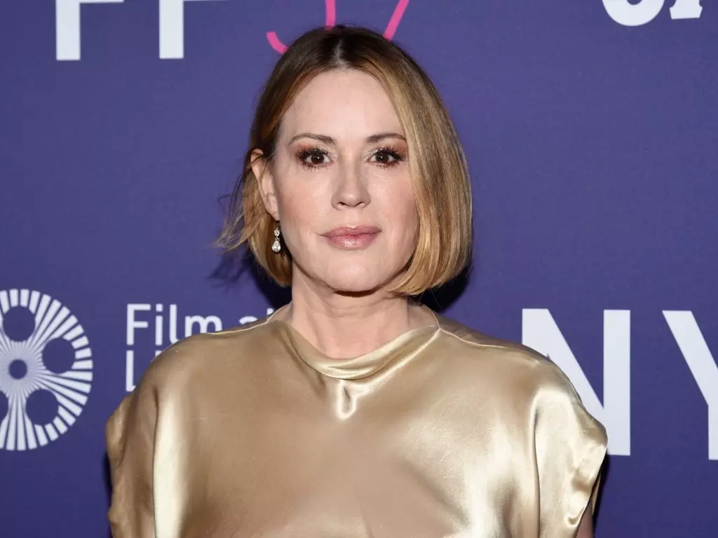 La filla de Molly Ringwald, Adele, va fer una rara aparició a la catifa vermella semblant-se a la seva mare