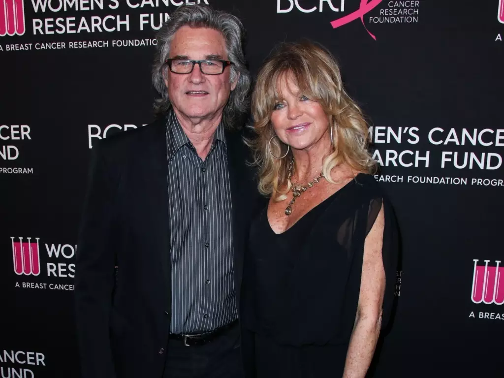 Goldie Hawn ແລະ Kurt Russell ບໍ່ສາມາດຍົກມືຂອງເຂົາເຈົ້າຈາກກັນເກືອບ 40 ປີຕໍ່ມາໃນຮູບພາບໃຫມ່ທີ່ Romantic ນີ້