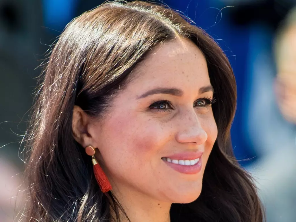 Biyograf Princess Diana sa a ap eseye diskredite reklamasyon Meghan Markle sou izolasyon nan fanmi wa a.