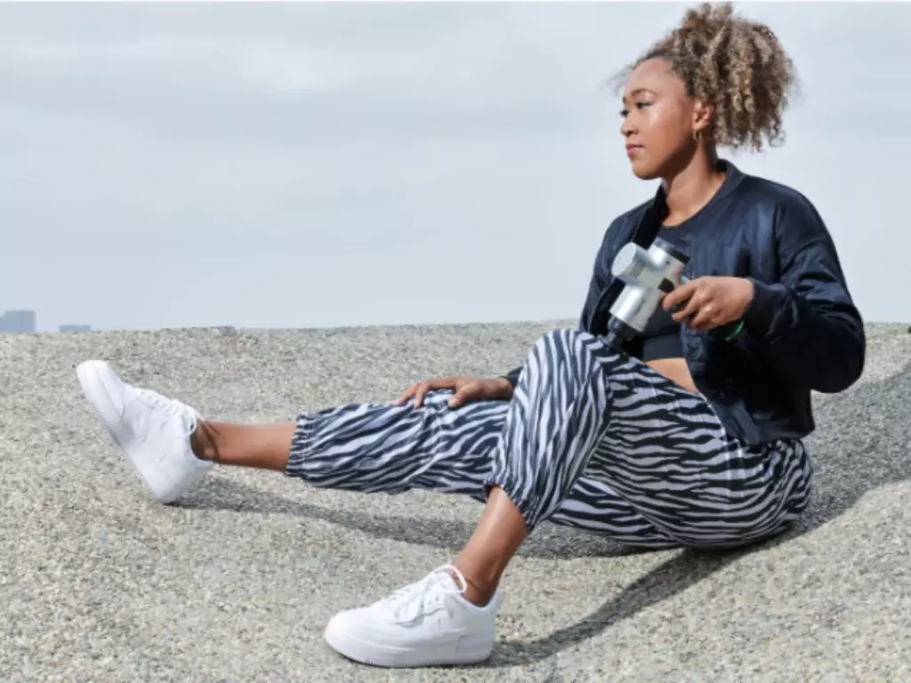 D'Naomi Osaka huet verroden datt si dëse Percussion Massager gär huet & et ass 28% Remise bei Nordstrom Elo