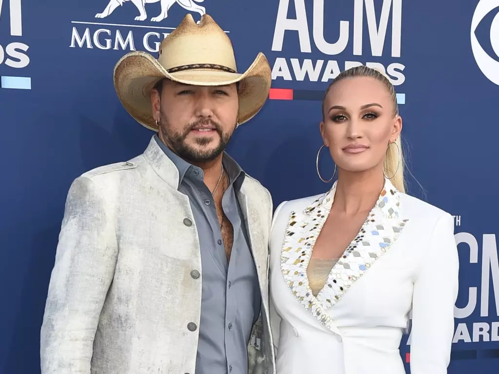 Foto ezinụlọ ọhụrụ nke Brittany Aldean yiri ka ọ na-egosi na ọ ka bụ otu Trump