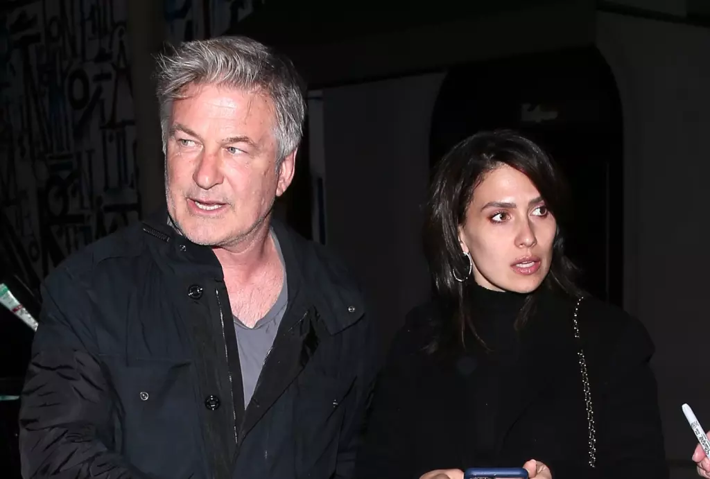 Alec Baldwin sa pustil do trollov a spochybňoval vekový rozdiel medzi jeho novorodencom a 6-mesačným