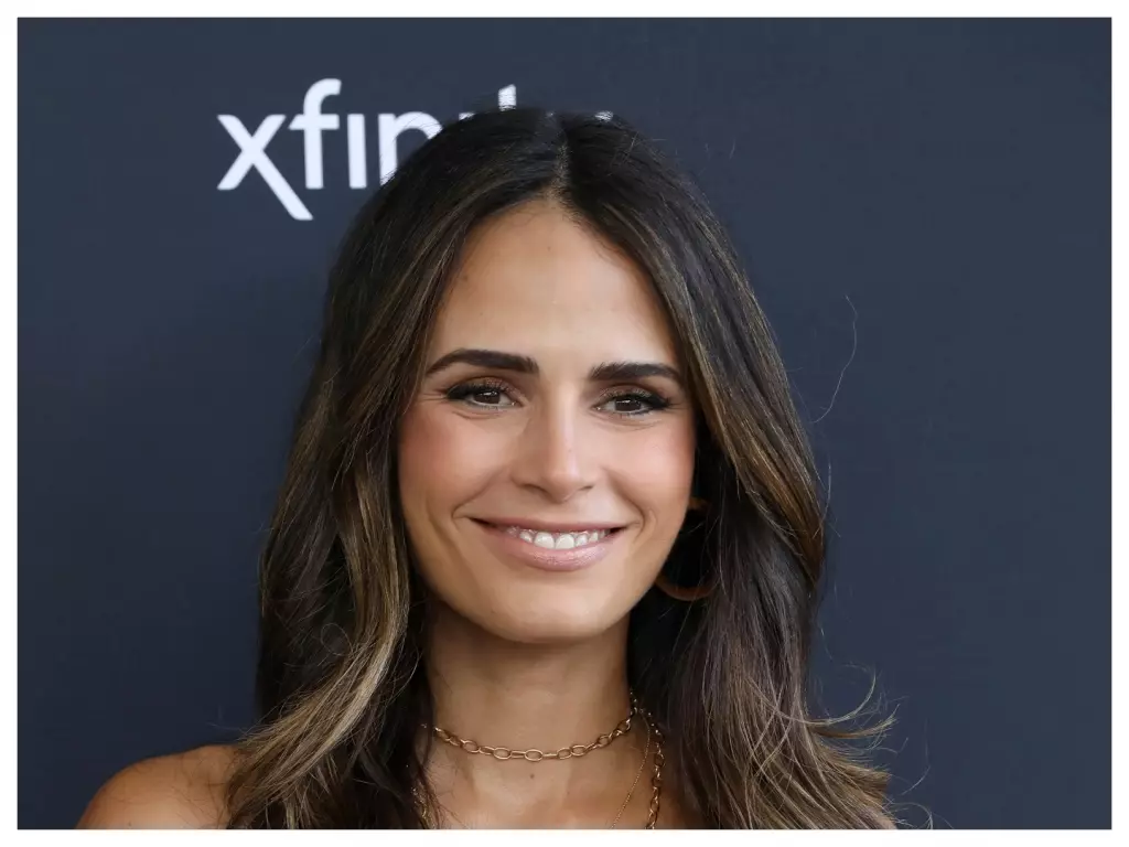 D'Jordana Brewster mécht op iwwer Surrogacy Journey: 'Ech hu mech manner gefillt wéi, als Mamm'