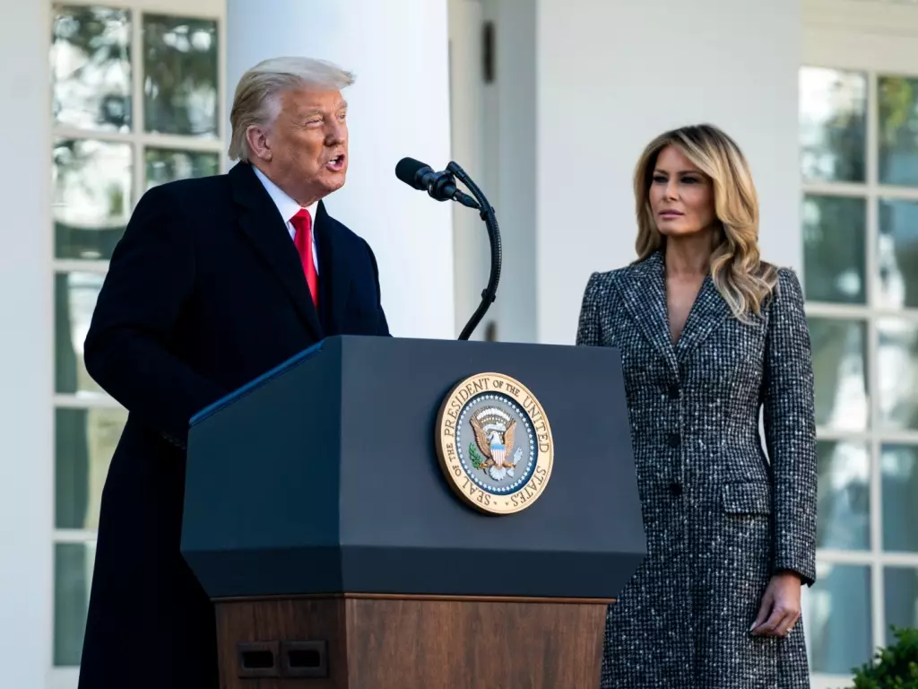 Melania Trump Tiada Kelihatan Di Mana-mana Dalam Foto Ini Dari Ulang Tahun Ke-75 Donald Trump