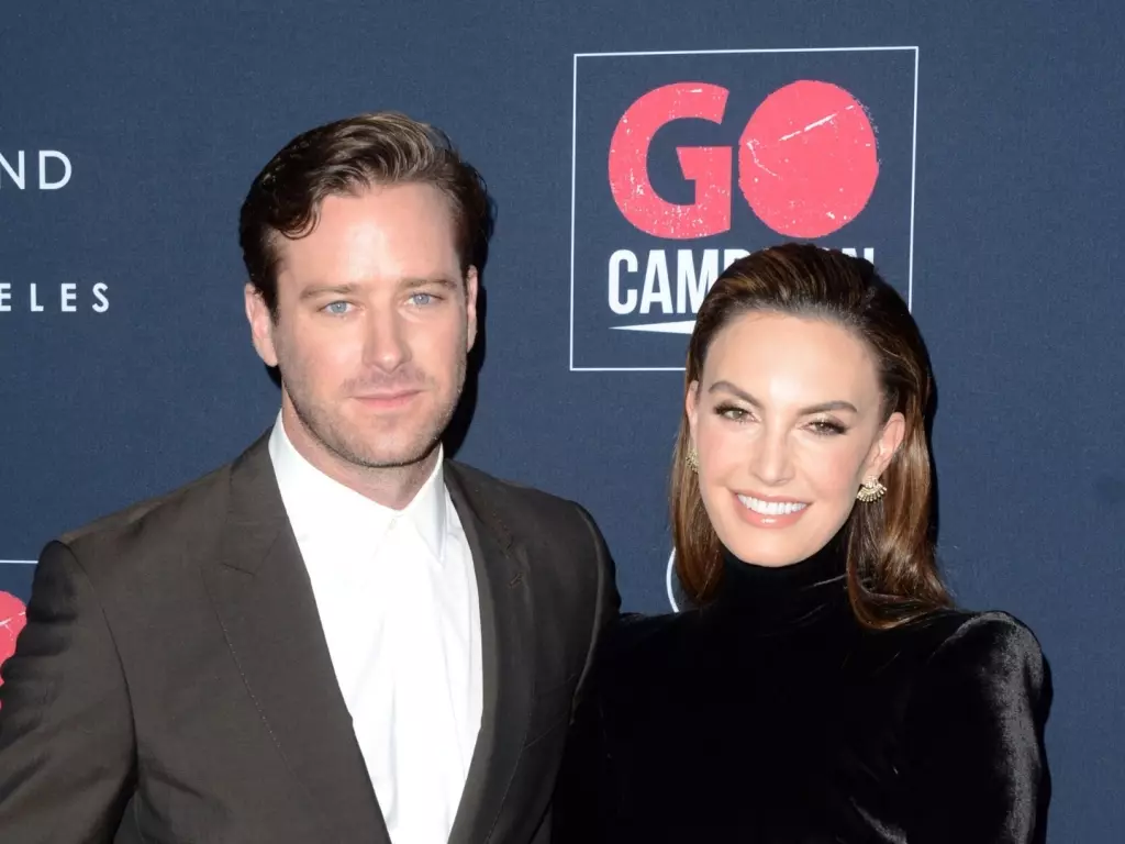 Ingabe u-Armie Hammer Uyishiyile IMannequin Eboshiwe Ekuphumeni Kwakhe Ekhaya Abelane No-Elizabeth Chambers?