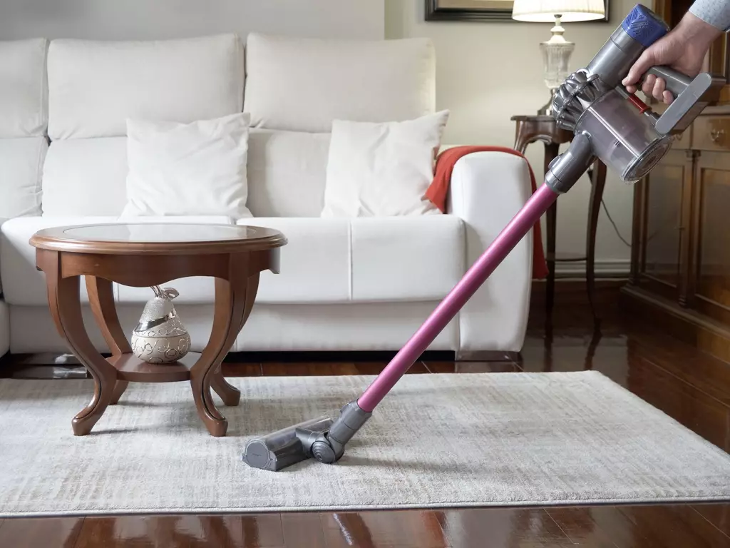 Este dupe de aspiradora inalámbrica Dyson está a la venta en Amazon por menos de $ 100