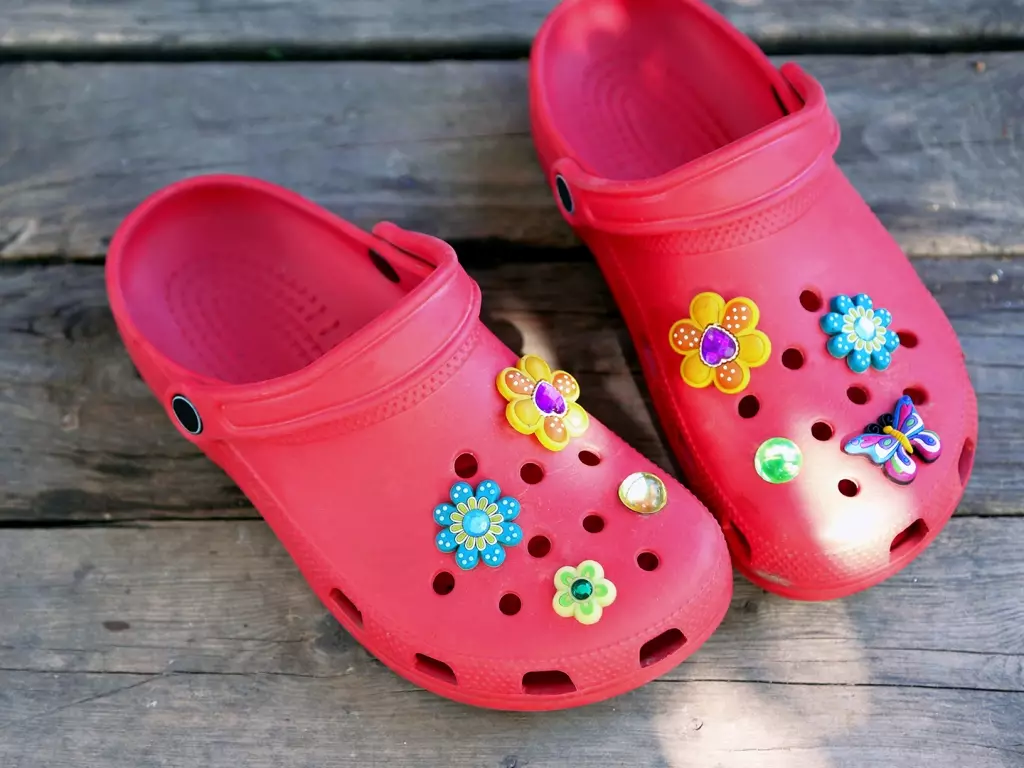 O sitio web de Crocs está esgotado da cor que lle encanta a Nicki Minaj, pero aínda podes conseguilos aquí