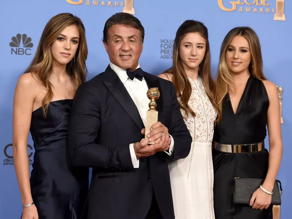 As 3 fermosas fillas de Sylvester Stallone son tan grandes nesta nova foto familiar