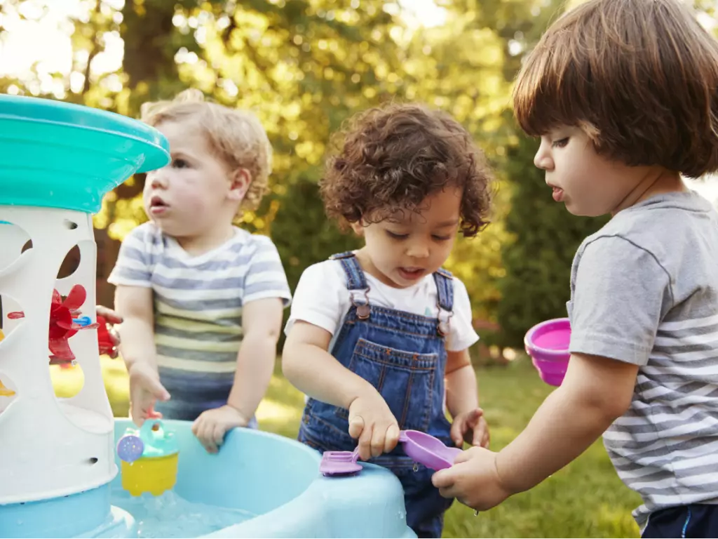 Las mesas de agua brindan horas de entretenimiento sin pantallas para niños pequeños