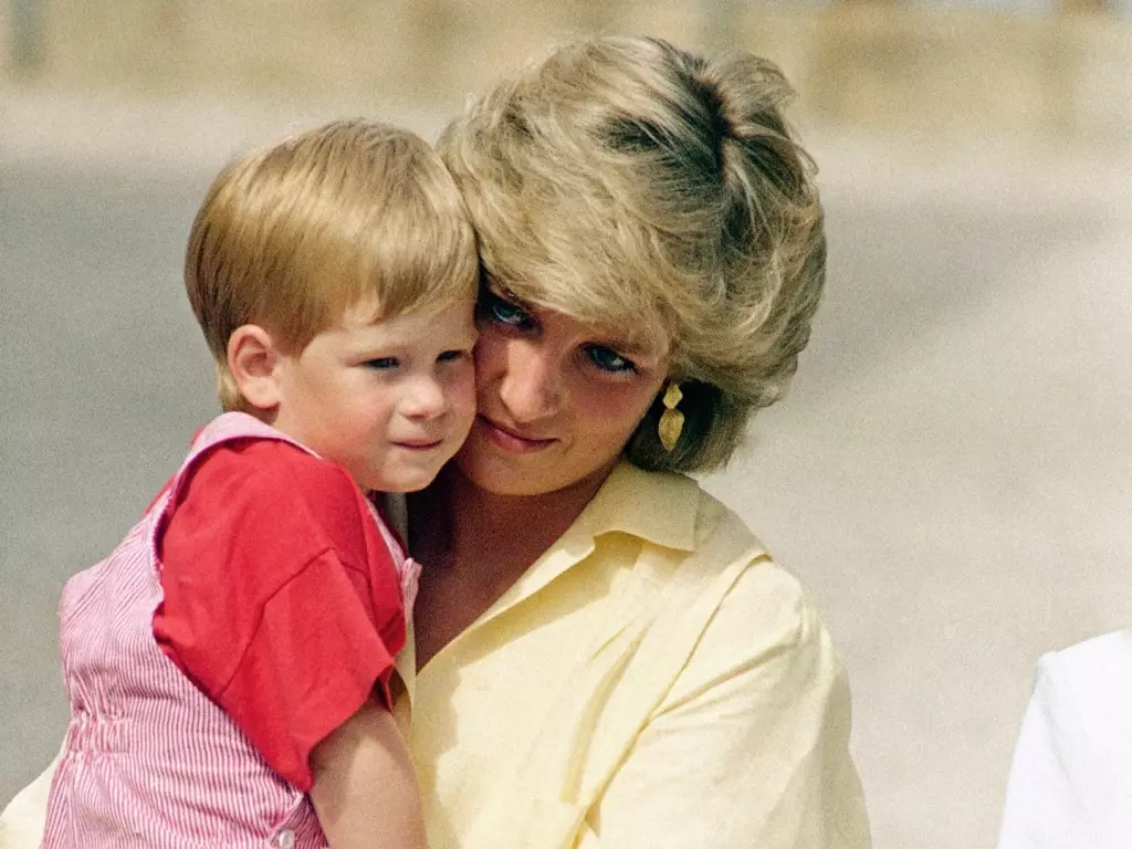 El recuerdo de Katie Couric de la nota final del príncipe Harry a mamá Diana en su funeral nos rompe el corazón