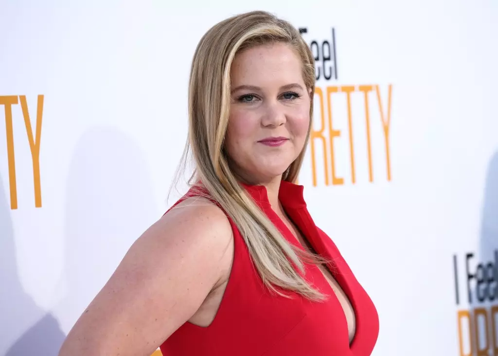 Amy Schumer švenčia savo C sekcijos randą nuoga asmenuke