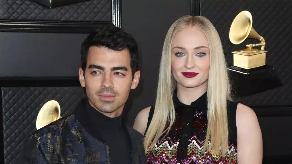 Sophie Turner è una mamma arrabbiata dopo che i papà "raccapriccianti" hanno fotografato sua figlia