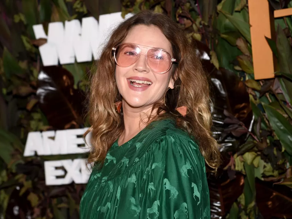 Drew Barrymore Amas Ĉi tiun Novan Libron de John Green — & Ĝi estas 40% Rabato ĉe Amazon