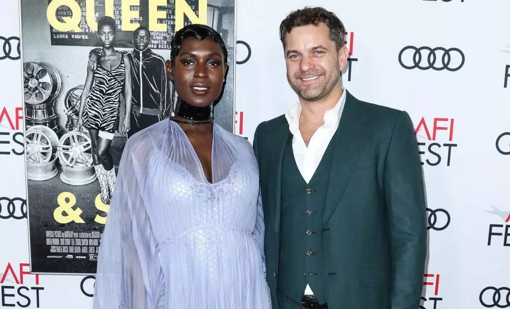 Saga Joshua Jackson um að trúlofast Jodie Turner-Smith gerir það ljóst að hann myndi fylgja henni hvar sem er