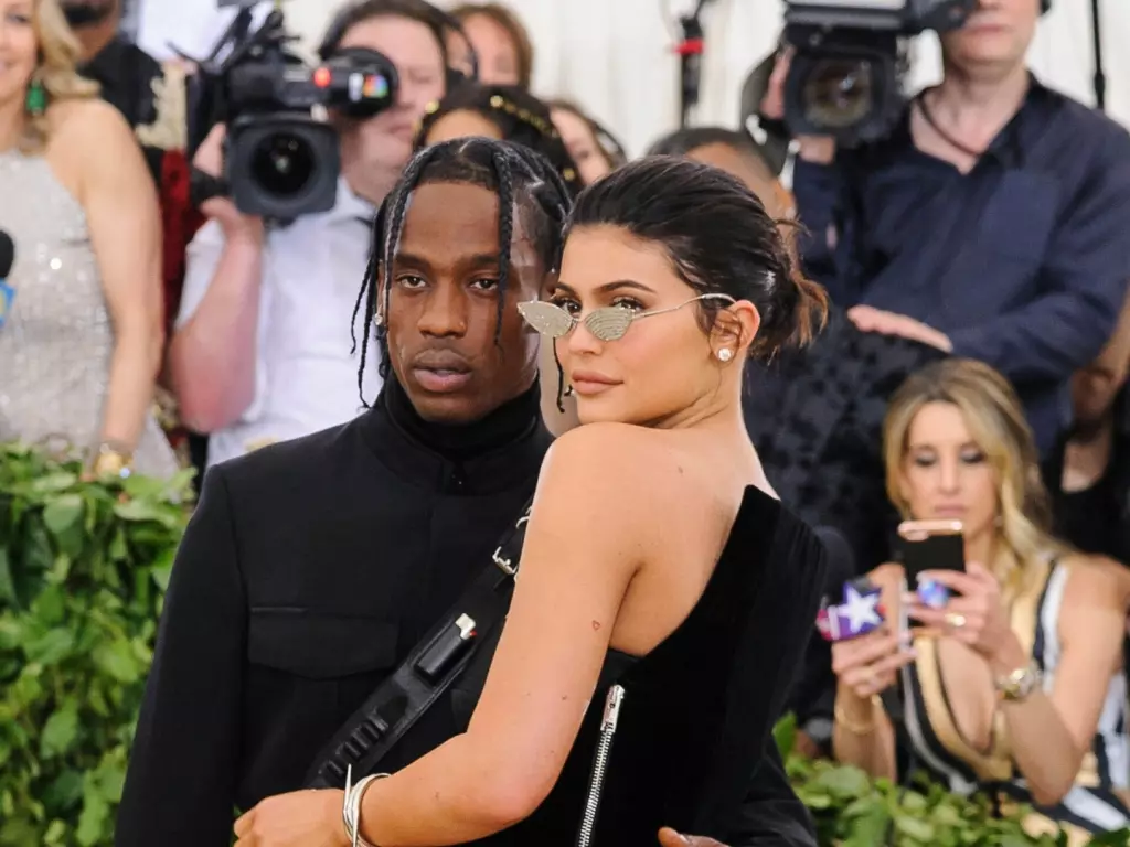 Kylie Jenner e Travis Scott enfróntanse á reacción pola sorprendente Stormi cun autobús escolar amarelo