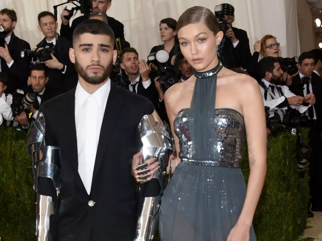 การกระทำที่ถูกกล่าวหาของ Zayn Malik กับแม่ของ Gigi Hadid Yolanda ชี้ให้เห็นถึงความแตกแยกของครอบครัวที่ยาวนาน