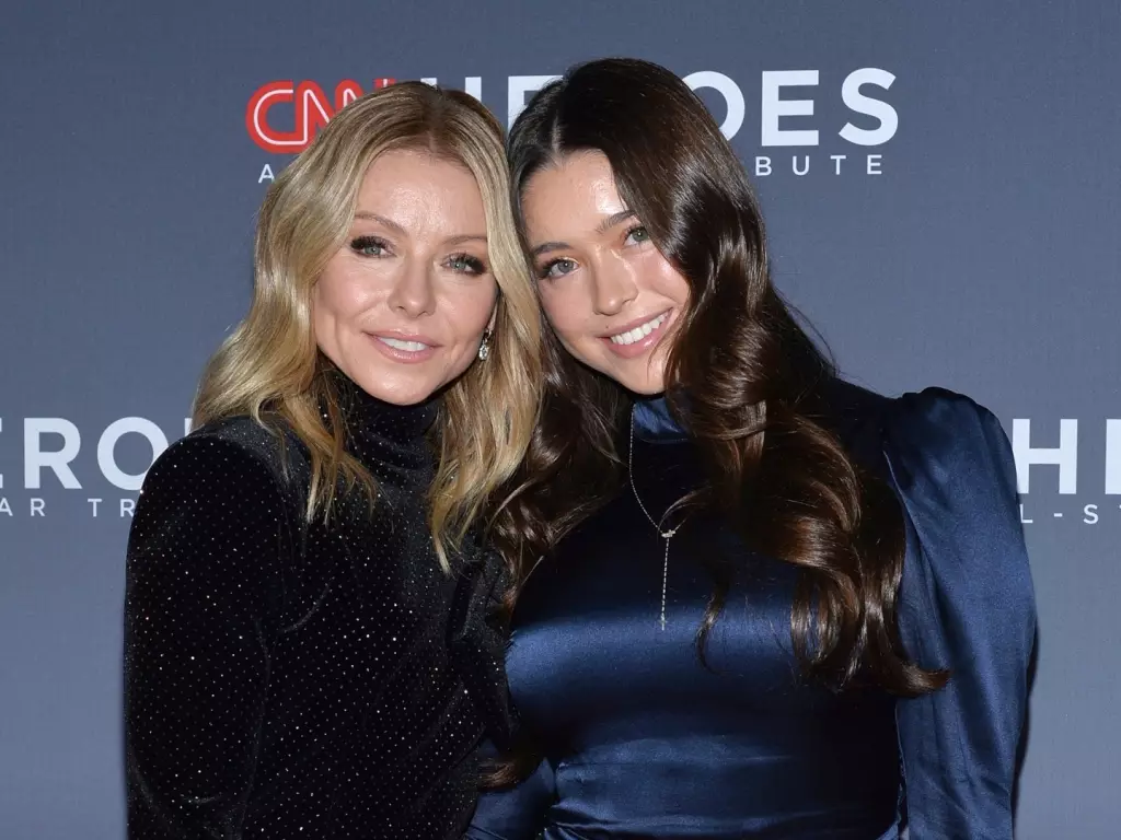 Putri Kelly Ripa Lola Consuelos yuswa 20 taun dina Poto Anyar Anca Ieu Ti Ibu