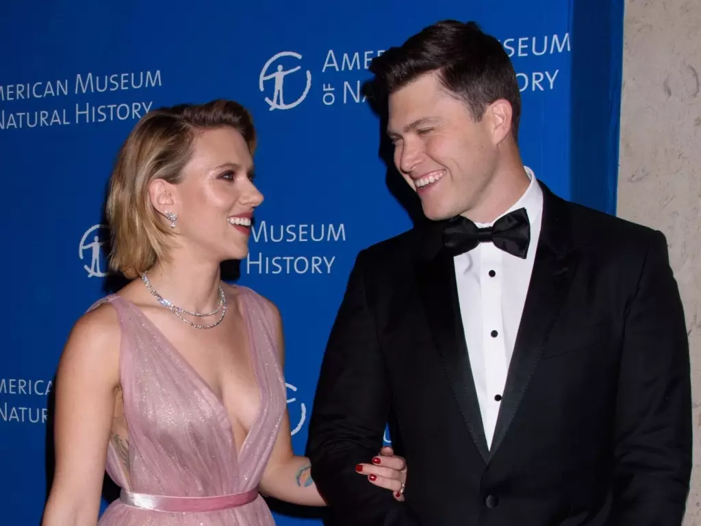 Kiel la Kariero "SNL" de Colin Jost Preparas Lin por Patreco Kun Scarlett Johansson